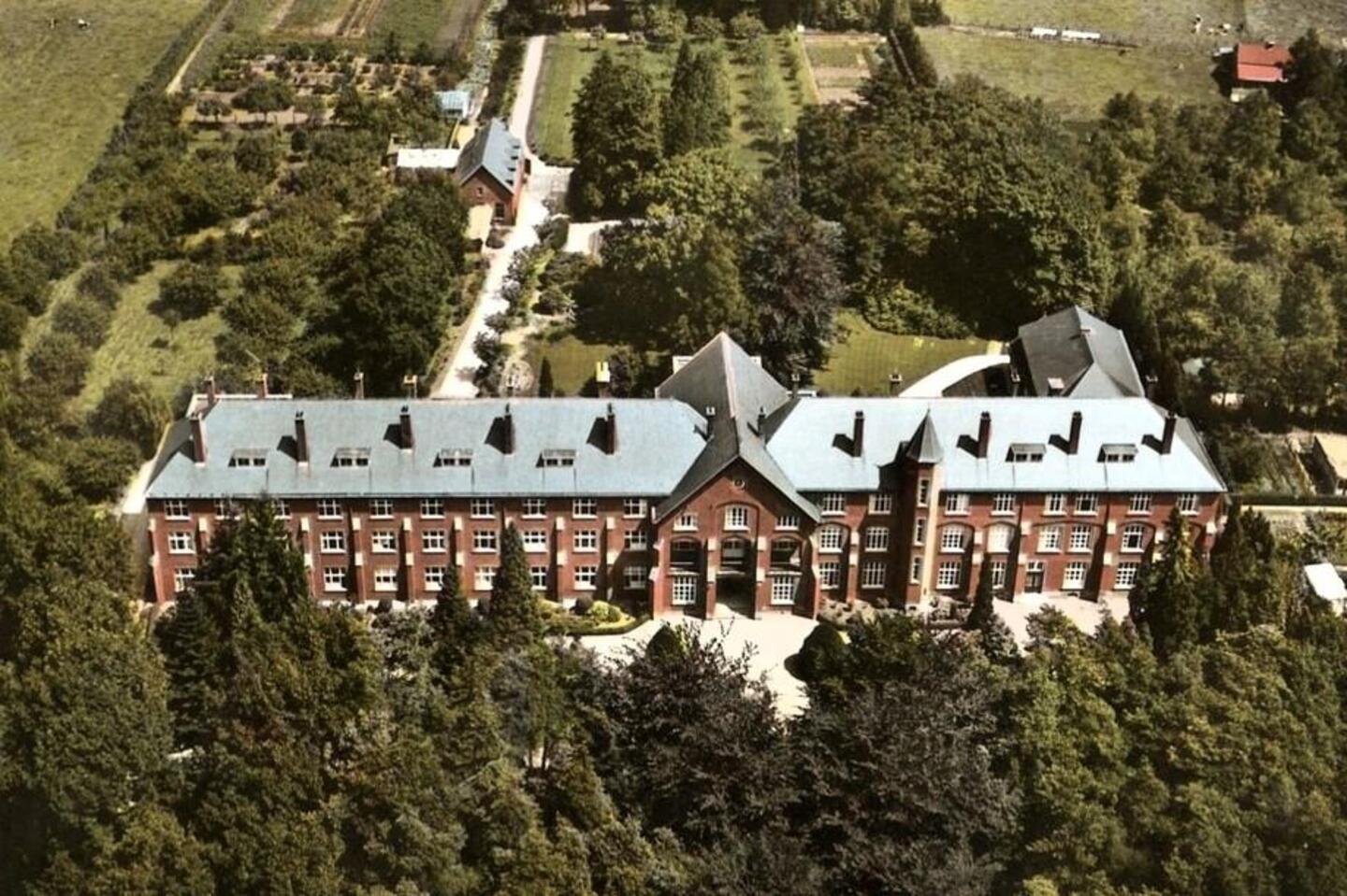 Vlaams Belang voert actie tegen asielcentrum in Missiehuis Scheut: “Straks vinden we zo’n ...